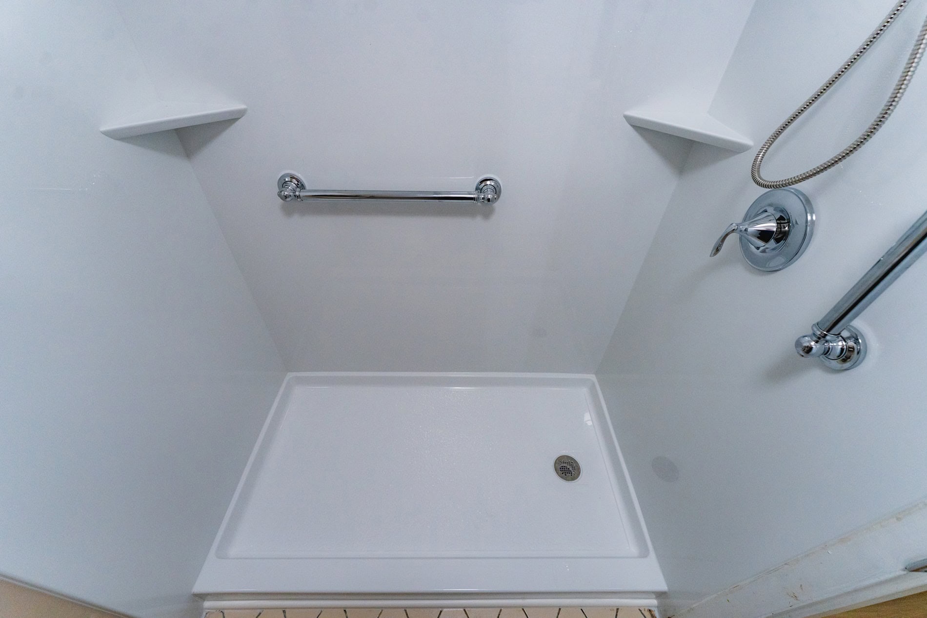 Best Walk-In Showers for Seniors: A Practical Buying Guide
